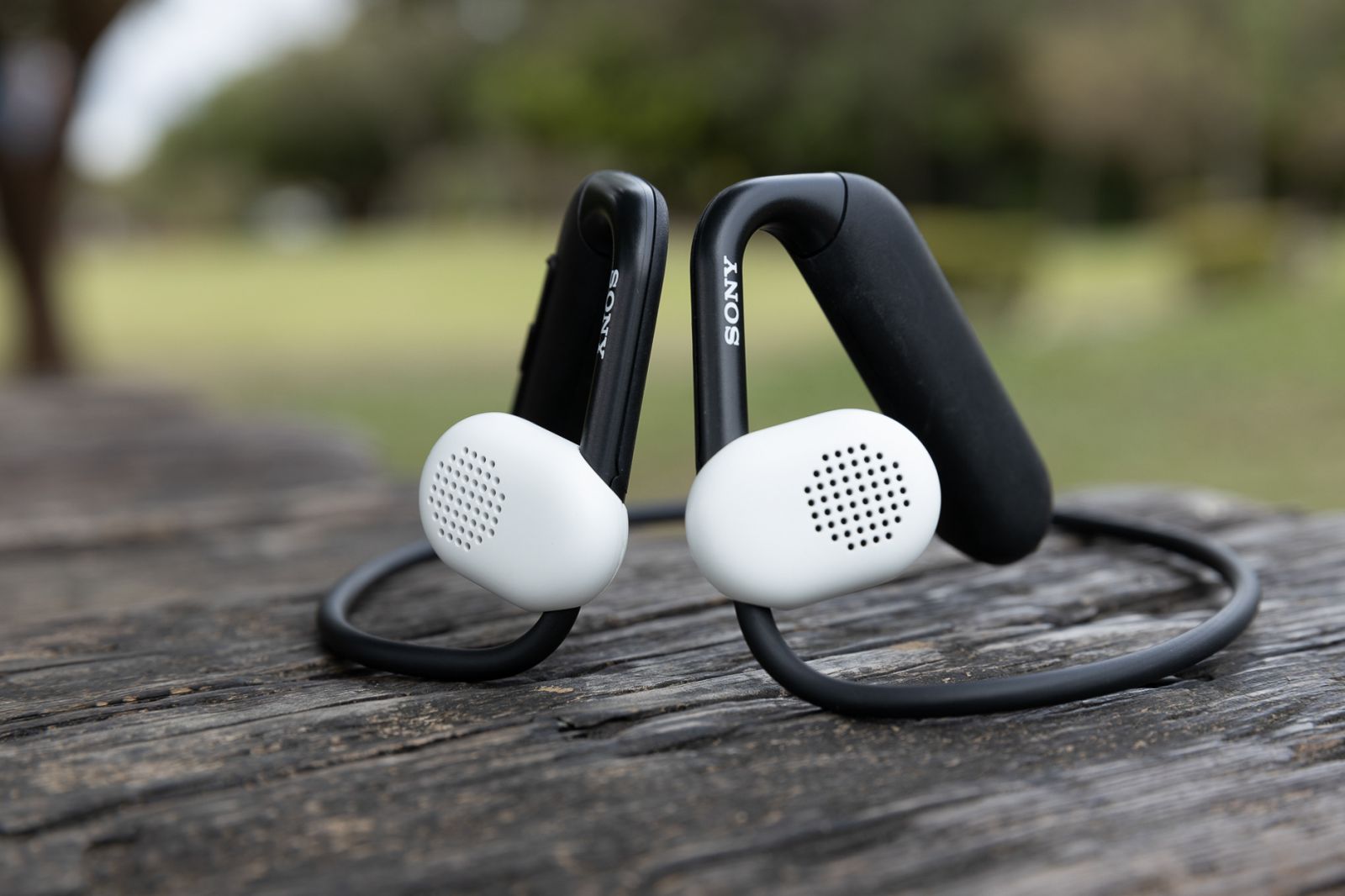 這「離耳式」運動耳機太狠了！Sony WI-OE610 Float Run 反降噪超通透，33g 跑步輕巧安全無負擔-體驗評測 - 三創生活